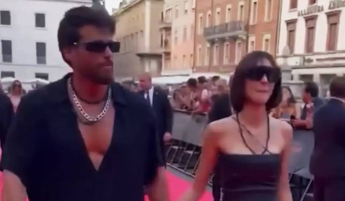 Can Yaman ve sevgilisi DJ Sara Bluma’dan kırmızı halıda samimi pozlar ...