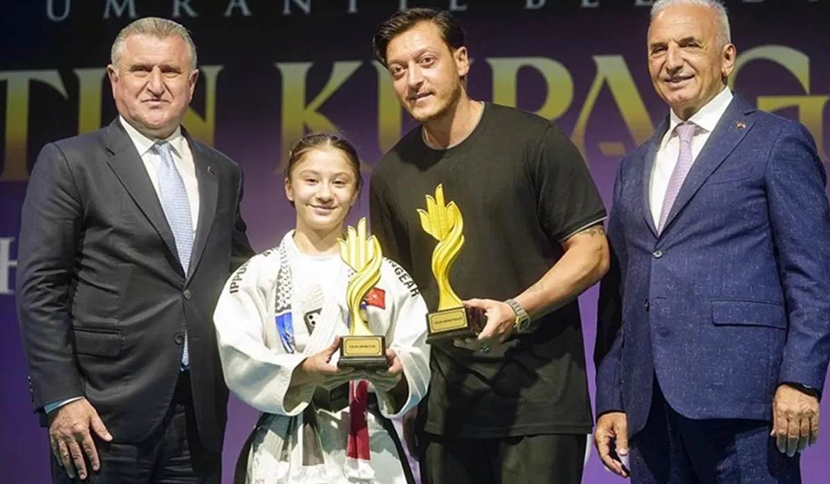 AKP MKYK Üyesi Mesut Özil’e ödül: ‘Benim için gurur verici bir gece ...